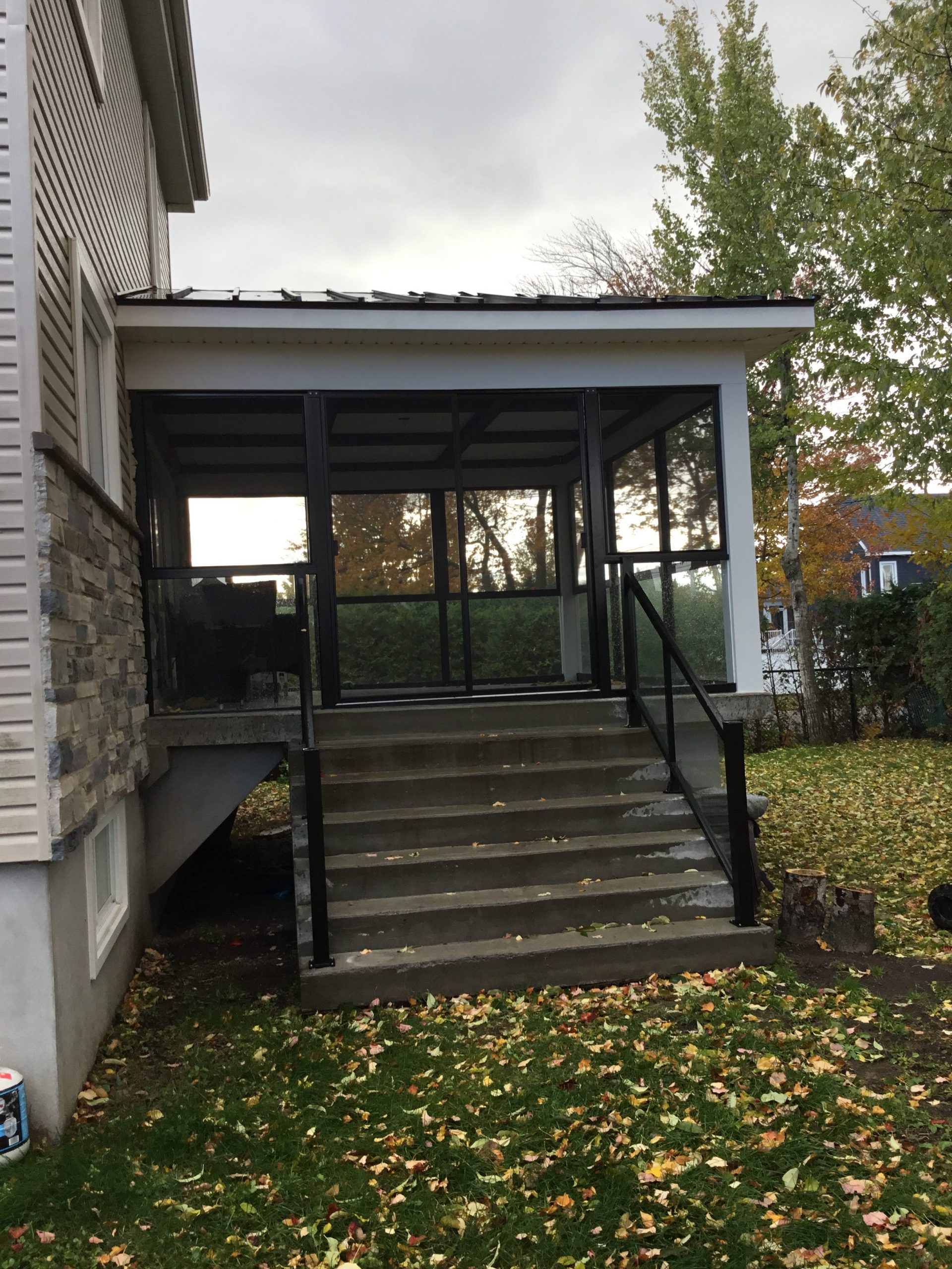 Véranda Contemporaine à Mascouche | Rampes et Balcons St-Sauveur